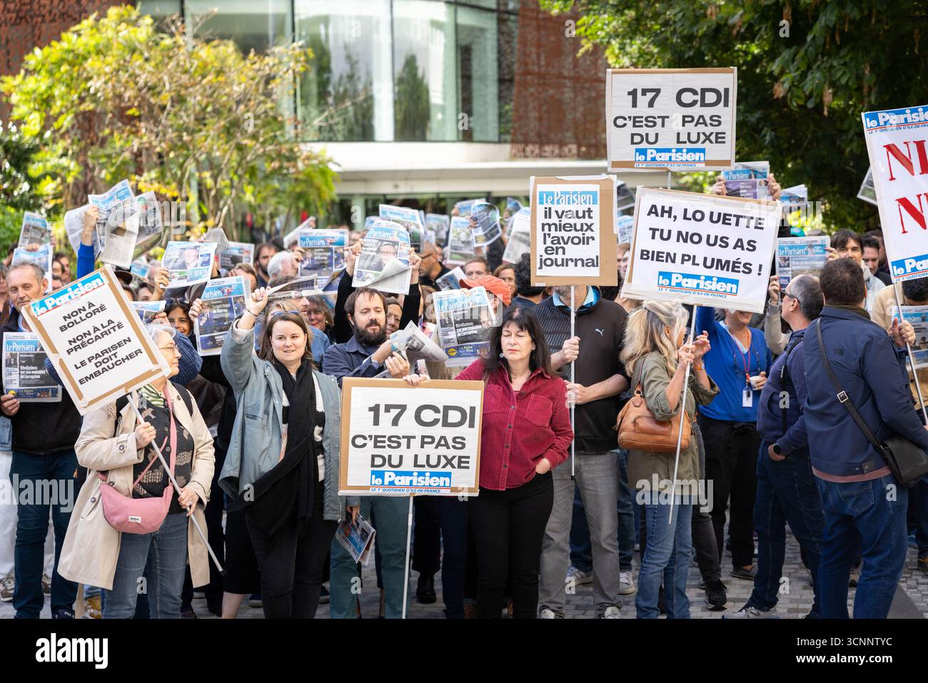 Journalists and staff members of French daily newspaper Le Parisien ...