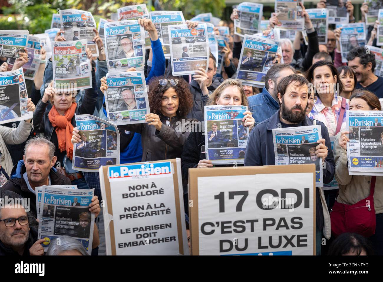 Journalists and staff members of French daily newspaper Le Parisien ...