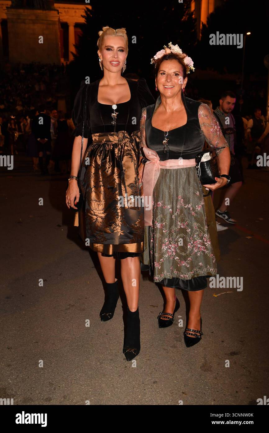 Verena Keith und Claudia Obert / Wiesn 2025 / 2. Wiesntag / Almauftrieb ...