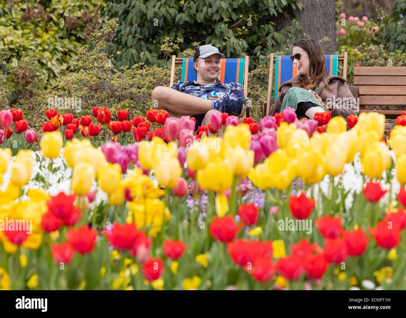 (250922) -- CANBERRA, Sept. 22, 2025 (Xinhua) -- Visitors enjoy their ...