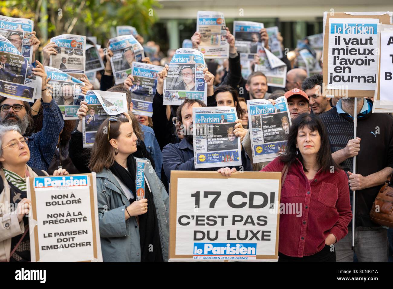 Journalists and staff members of French daily newspaper Le Parisien ...