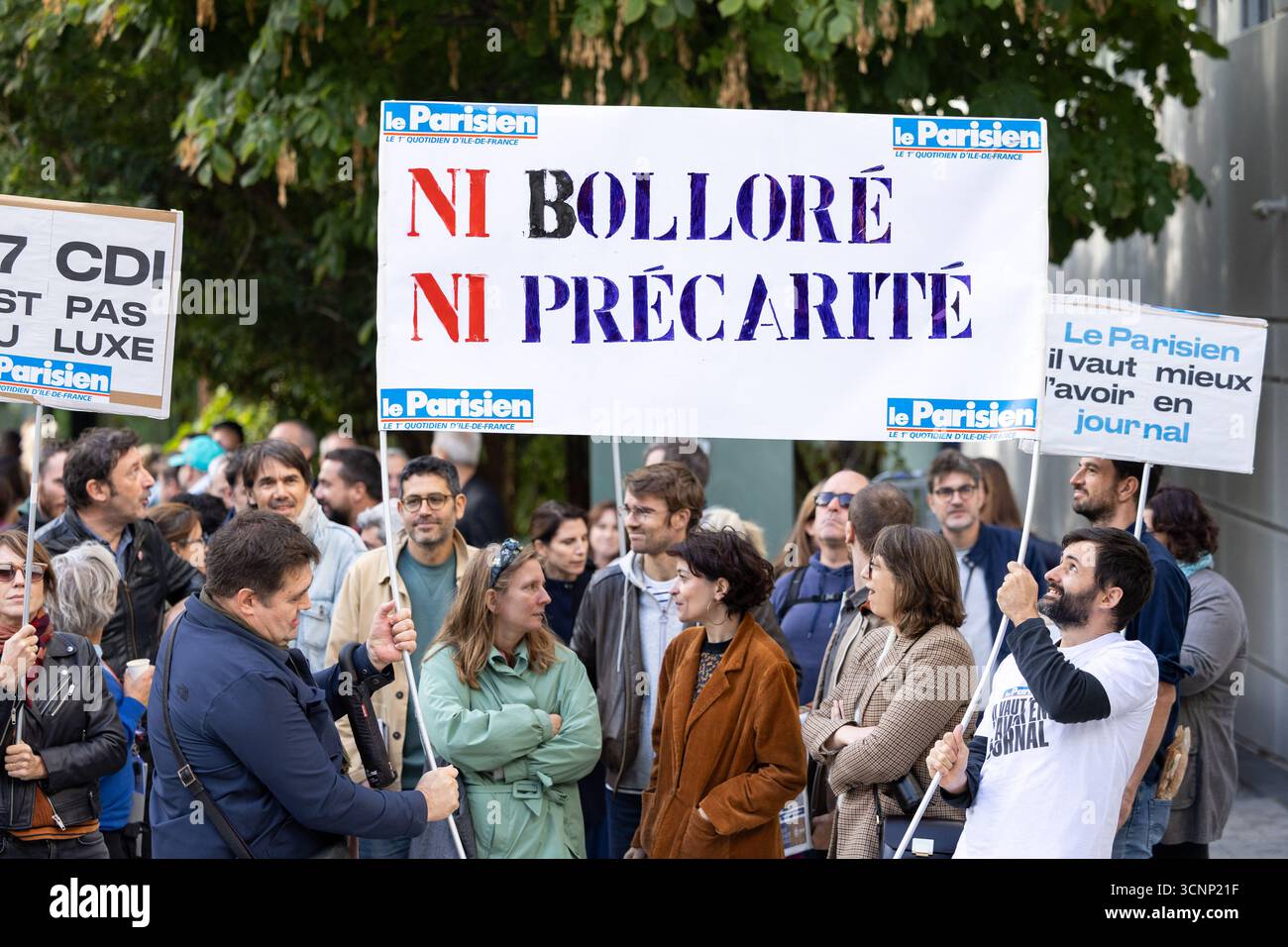Journalists and staff members of French daily newspaper Le Parisien ...