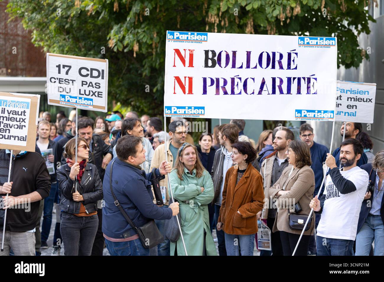 Journalists and staff members of French daily newspaper Le Parisien ...