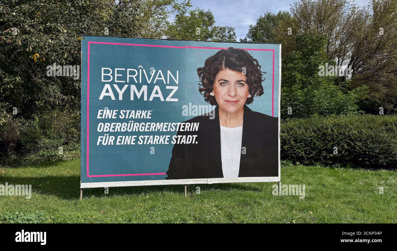 Wahlplakat der Grünen in Köln: Oberbürgermeister-Kandidatin Berivan Aymaz wirbt im Stadtbild um ...