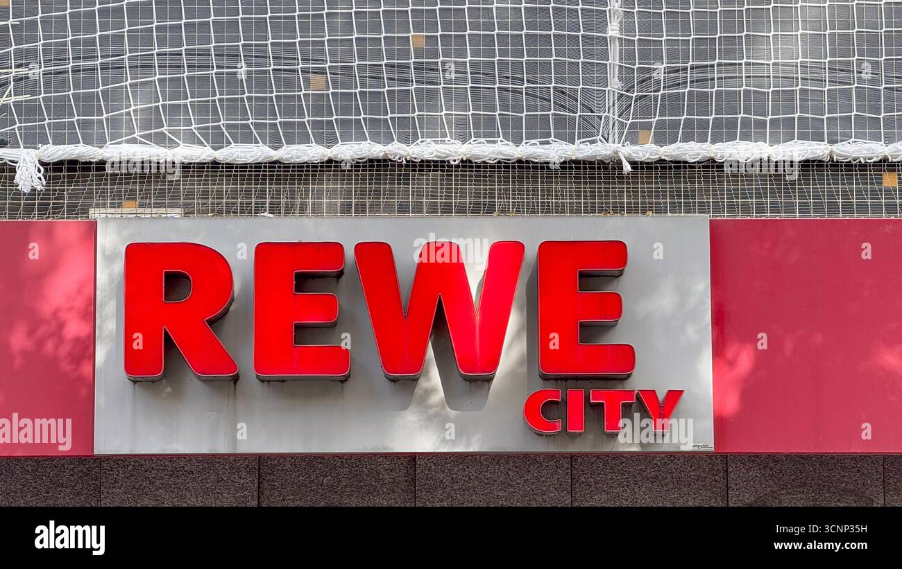 REWE City-Logo an einer Gebäudewand in Köln, gut sichtbar als ...