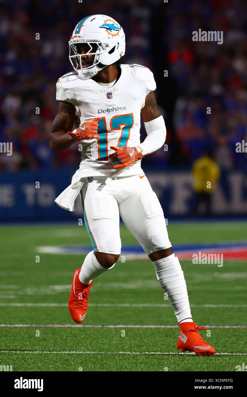 Miami Dolphins wide receiver Jaylen Waddle (17) gets into position ...