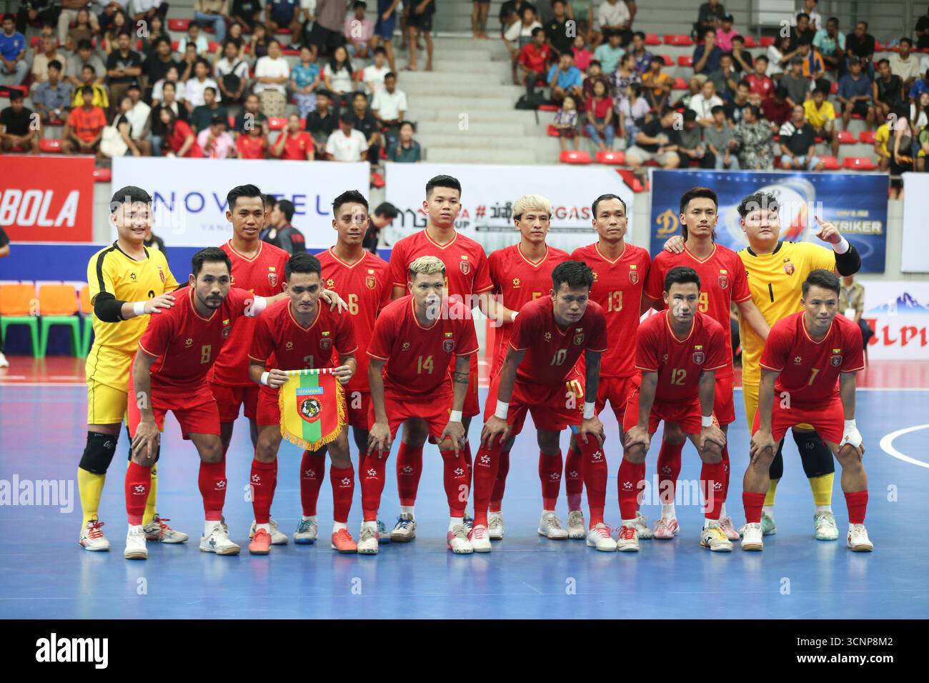 (250922) -- YANGON, Sept. 22, 2025 (Xinhua) -- Players of Myanmar pose ...
