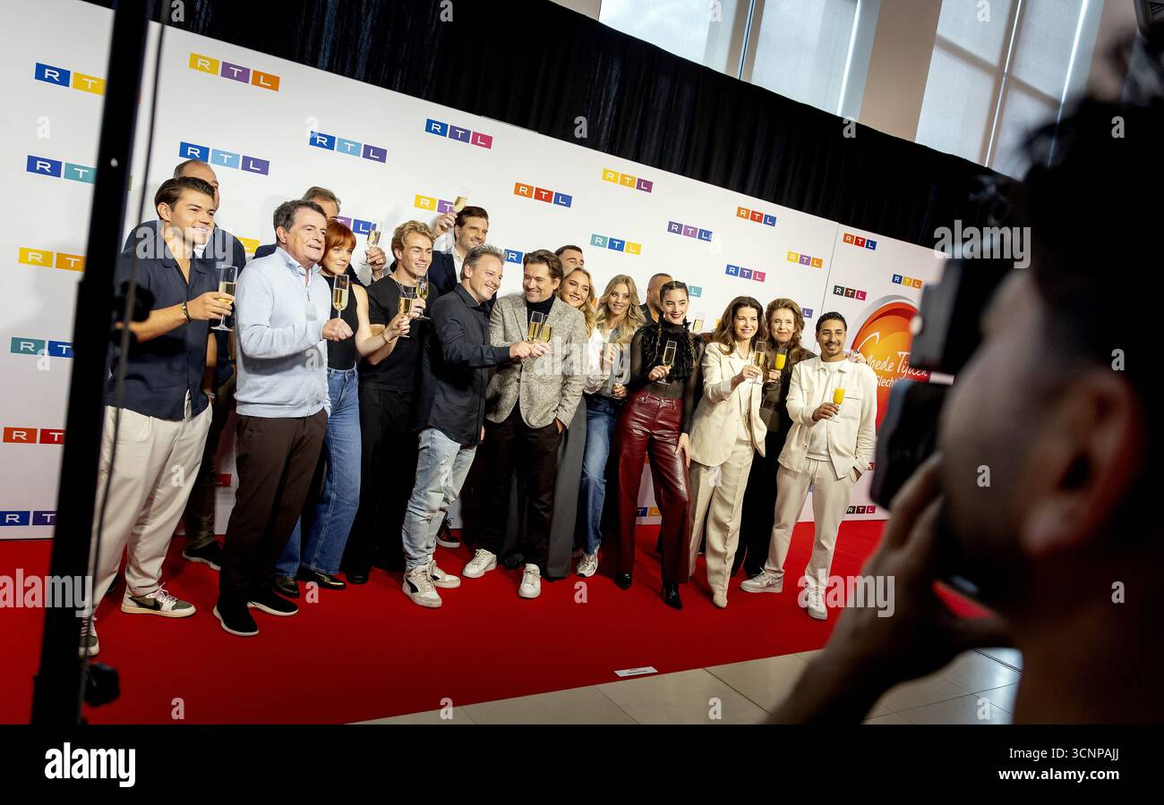 AMSTERDAM - The cast during the press moment for the 35th anniversary ...
