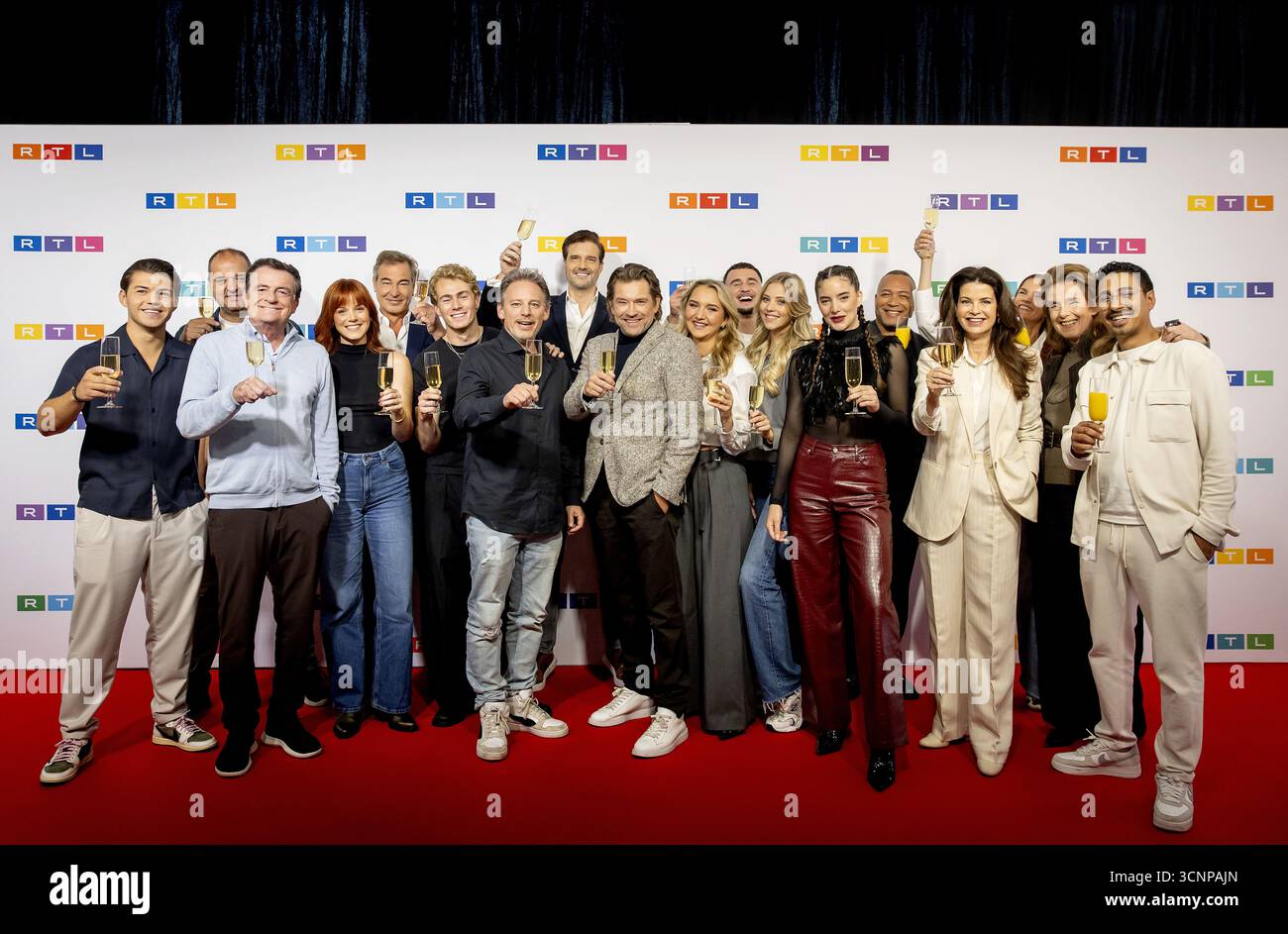 AMSTERDAM - The cast during the press moment for the 35th anniversary ...