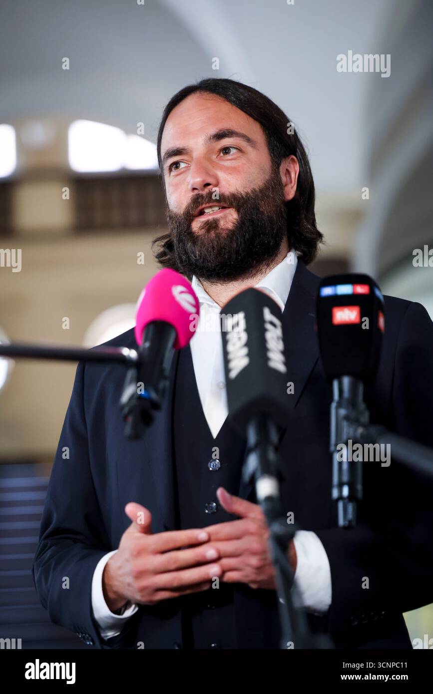 22 September 2025, Hamburg: Attorney Ingo Bott, C. Block's defense lawyer, gives an interview at ...