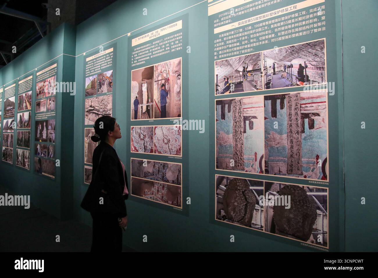 (250922) -- DUNHUANG, Sept. 22, 2025 (Xinhua) -- A visitor learns about ...