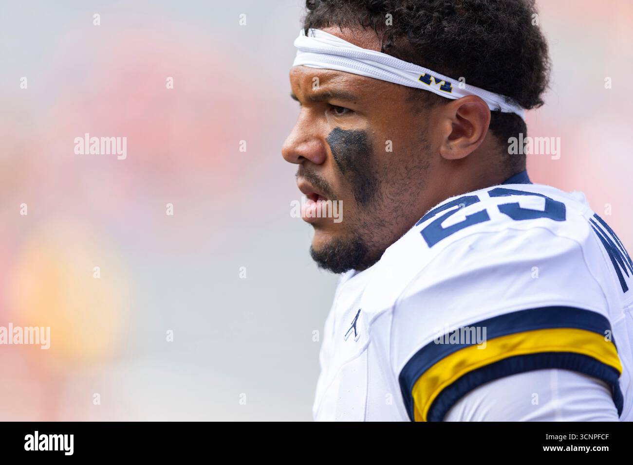Michigan running back Jordan Marshall warms up before playing against ...
