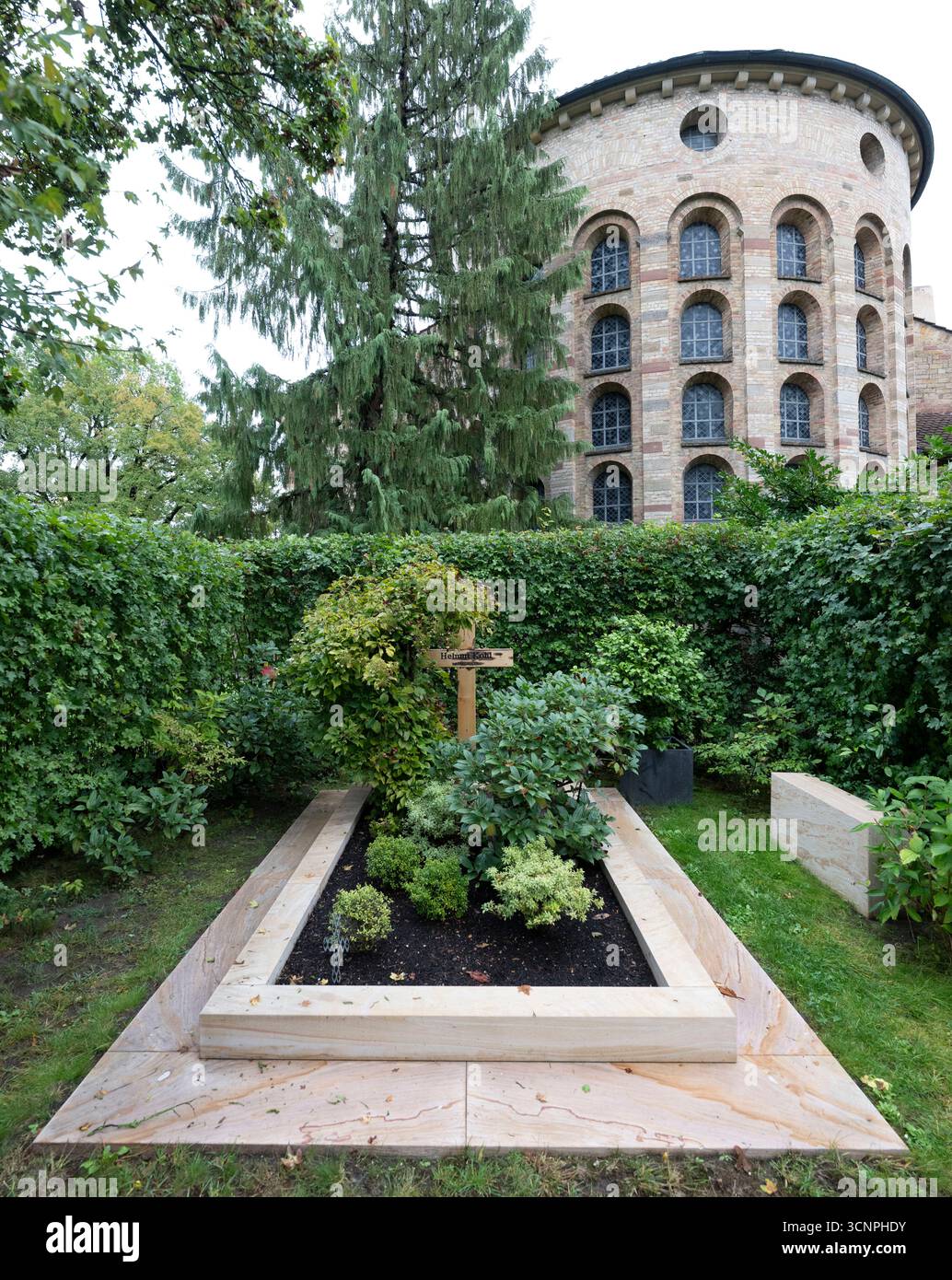 22 September 2025, Rhineland-Palatinate, Speyer: The grave of former ...