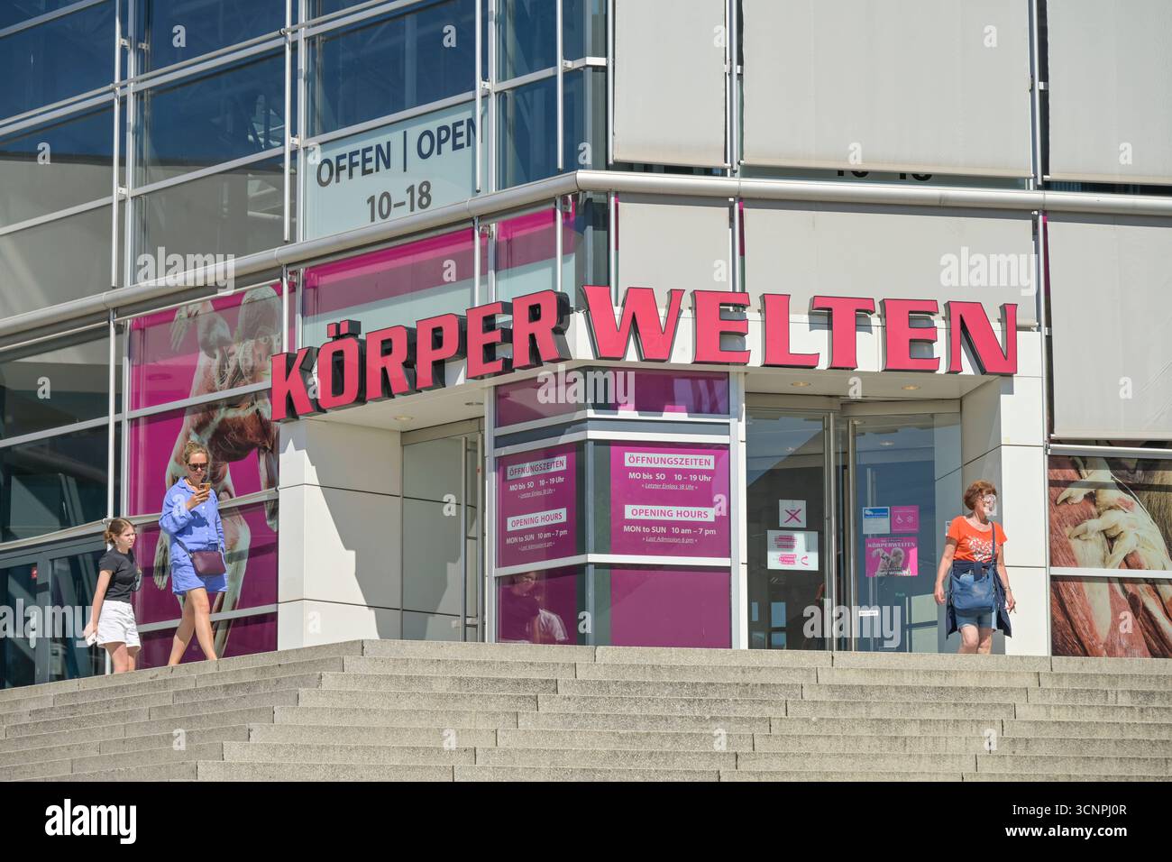 Körperwelten Ausstellung, Fuss Fernsehturm Alexanderplatz, Bezirk Mitte ...