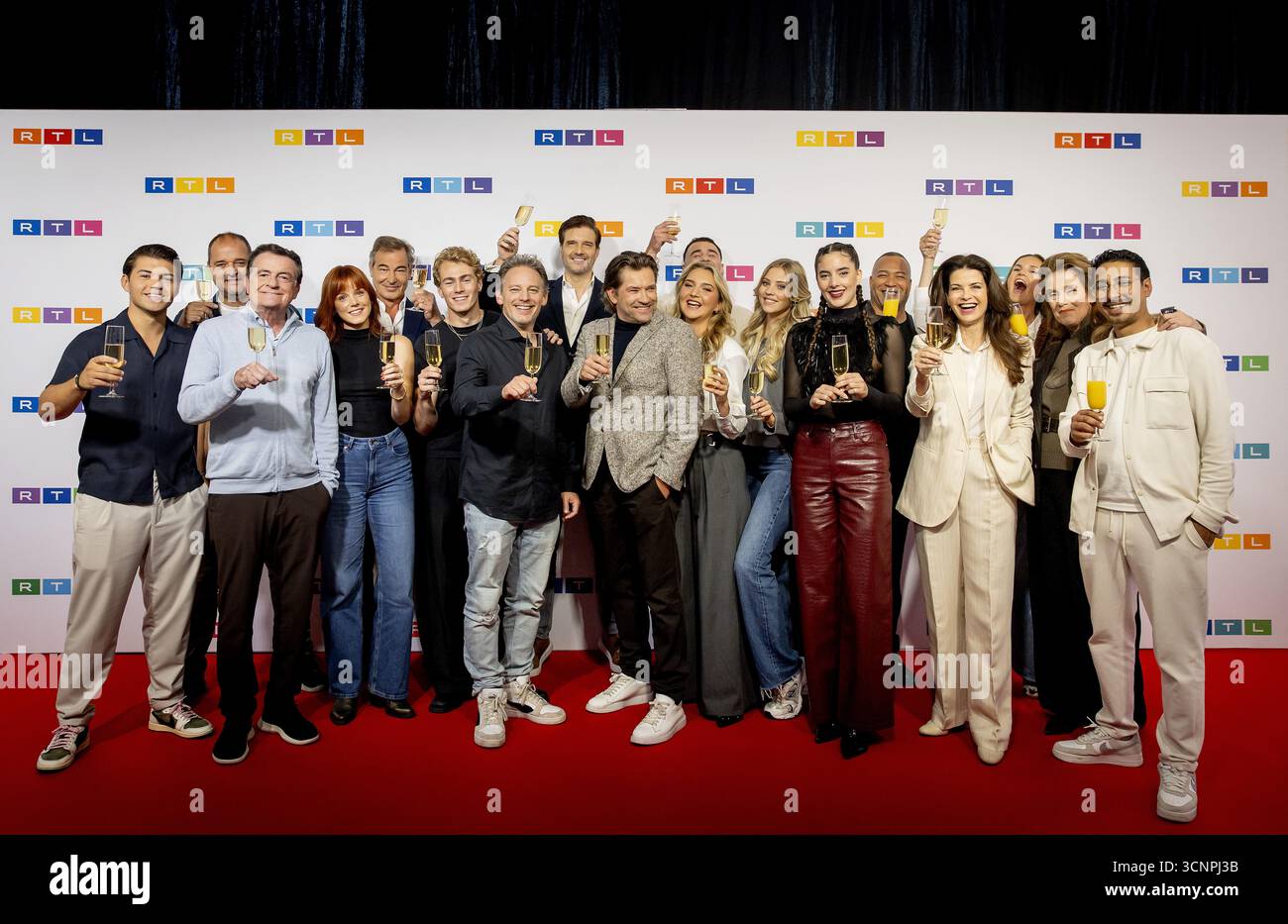 AMSTERDAM - The cast during the press moment for the 35th anniversary ...