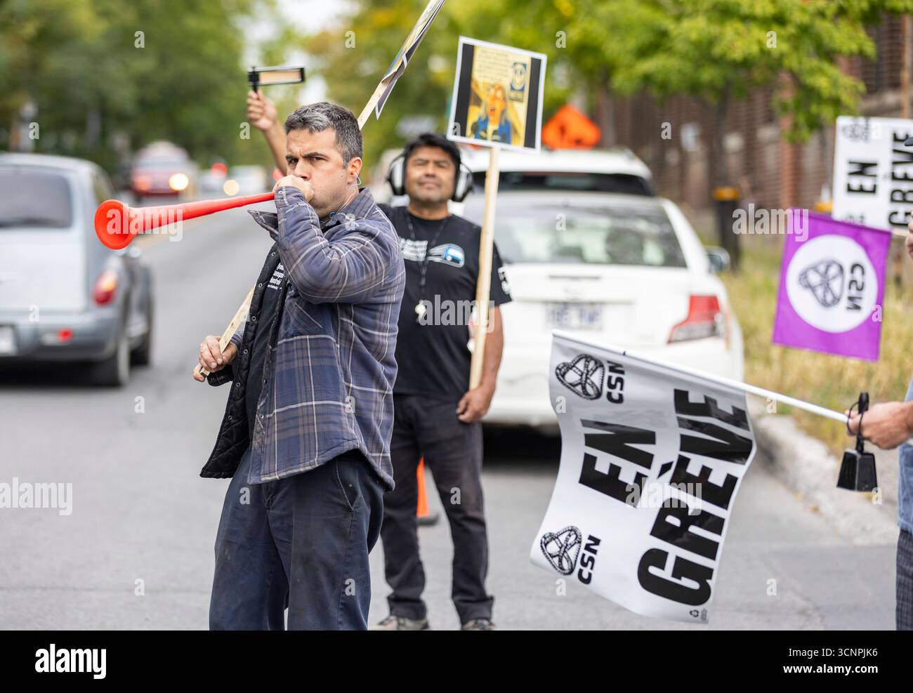 Societe de transport de Montreal (STM) mechanics protest outside their ...