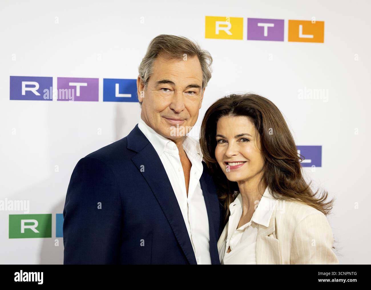 AMSTERDAM - Erik de Vogel (Ludo Sanders) and Caroline De Bruijn (Janine ...