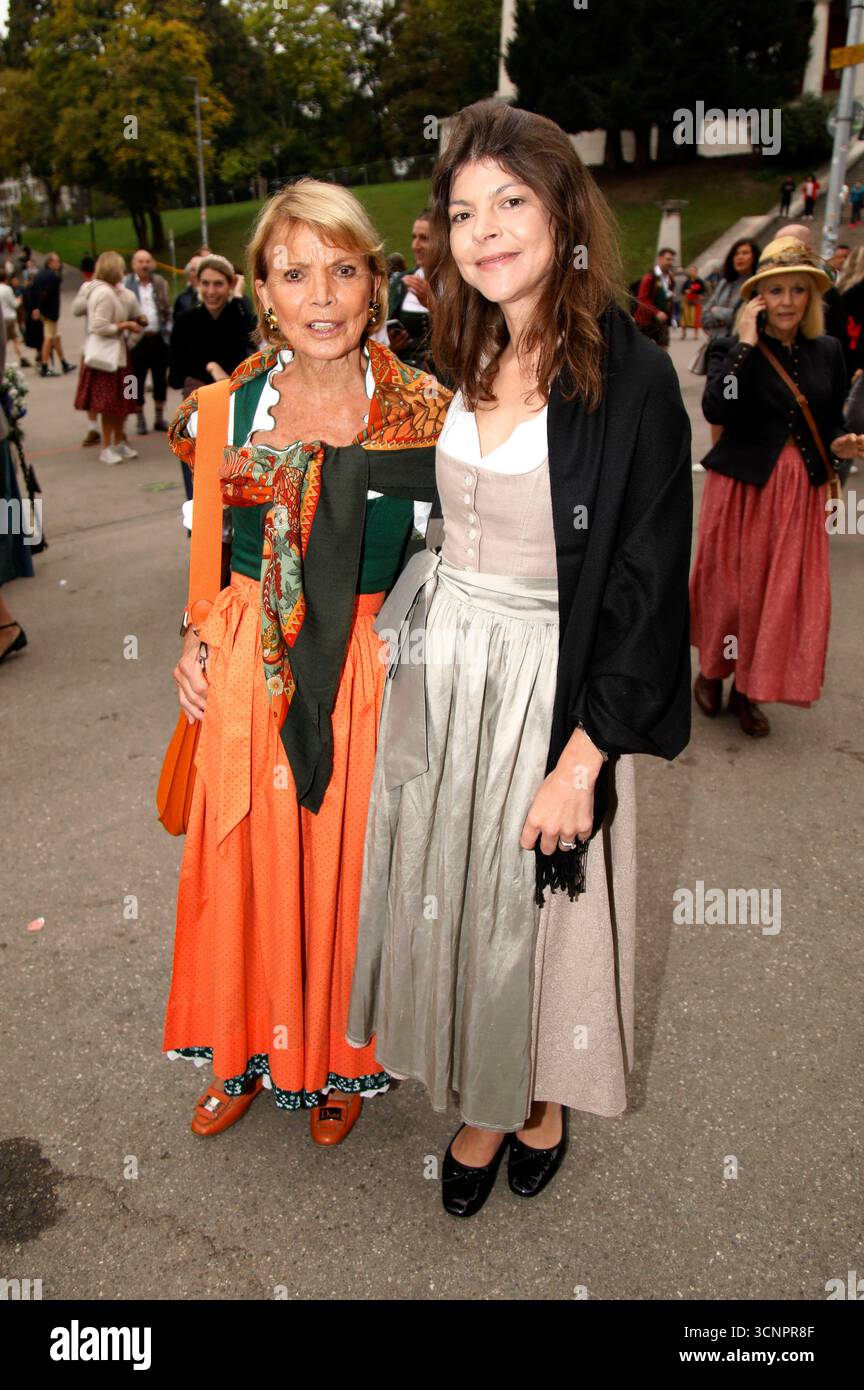 Uschi Glas mit Tochter Julia Tewaag bei der Regines Damenwiesn im Schützen-Festzelt auf dem 190 ...