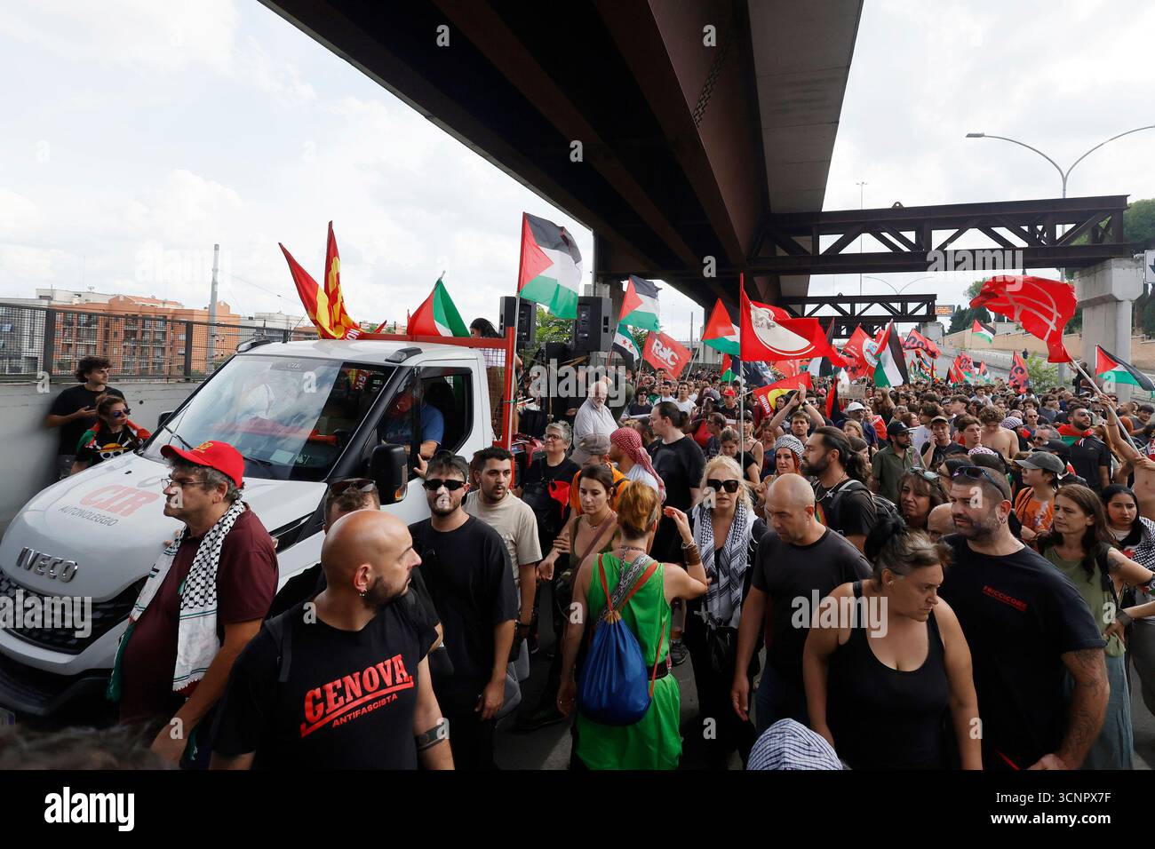 Corteo sulla Tangenziale per la manifestazione Blocchiamo Tutto ...