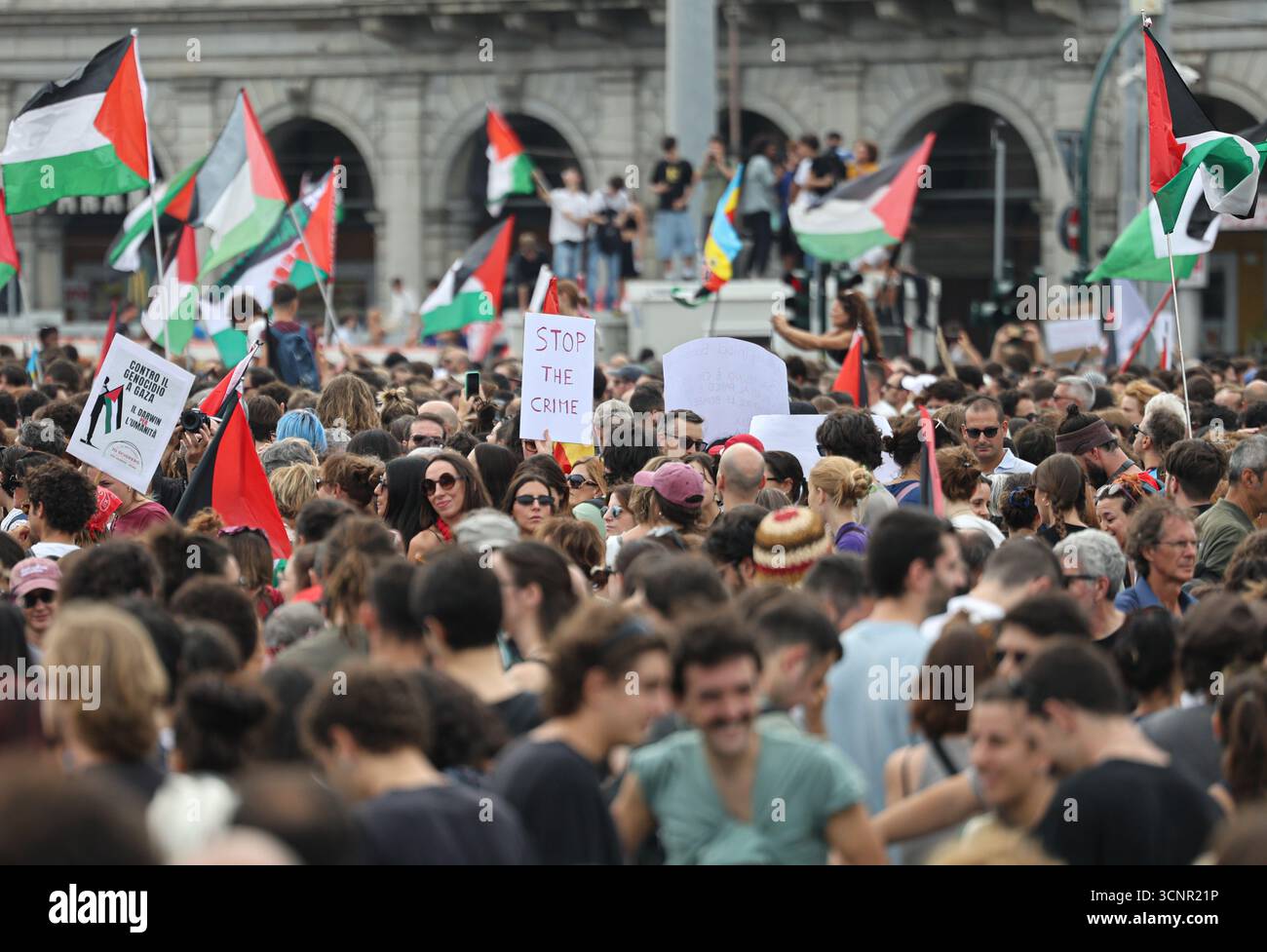 (250922) -- ROME, Sept. 22, 2025 (Xinhua) -- People participate in a ...