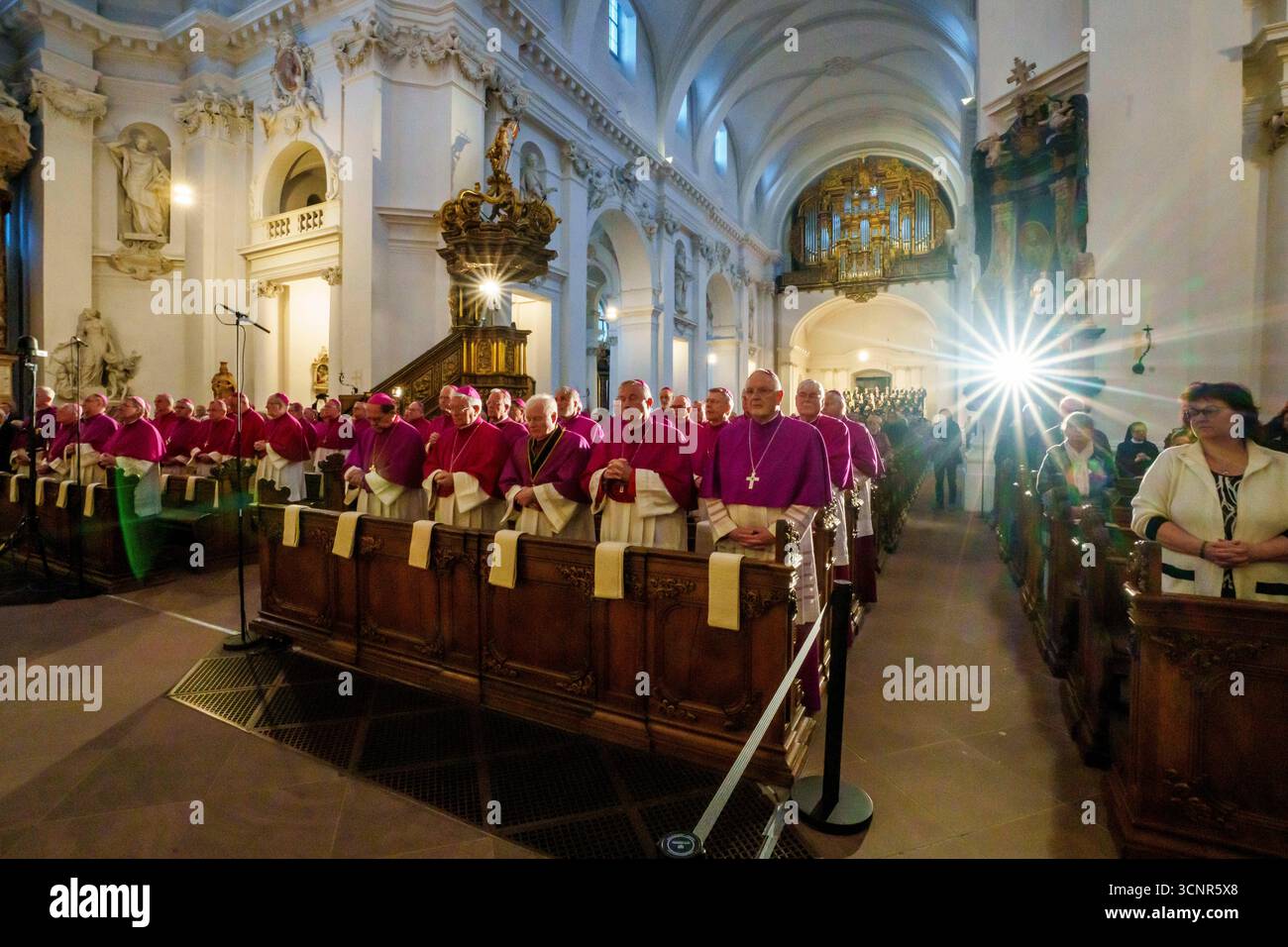Fulda, Germany. 22nd Sep, 2025. The bishops sit at the opening service ...