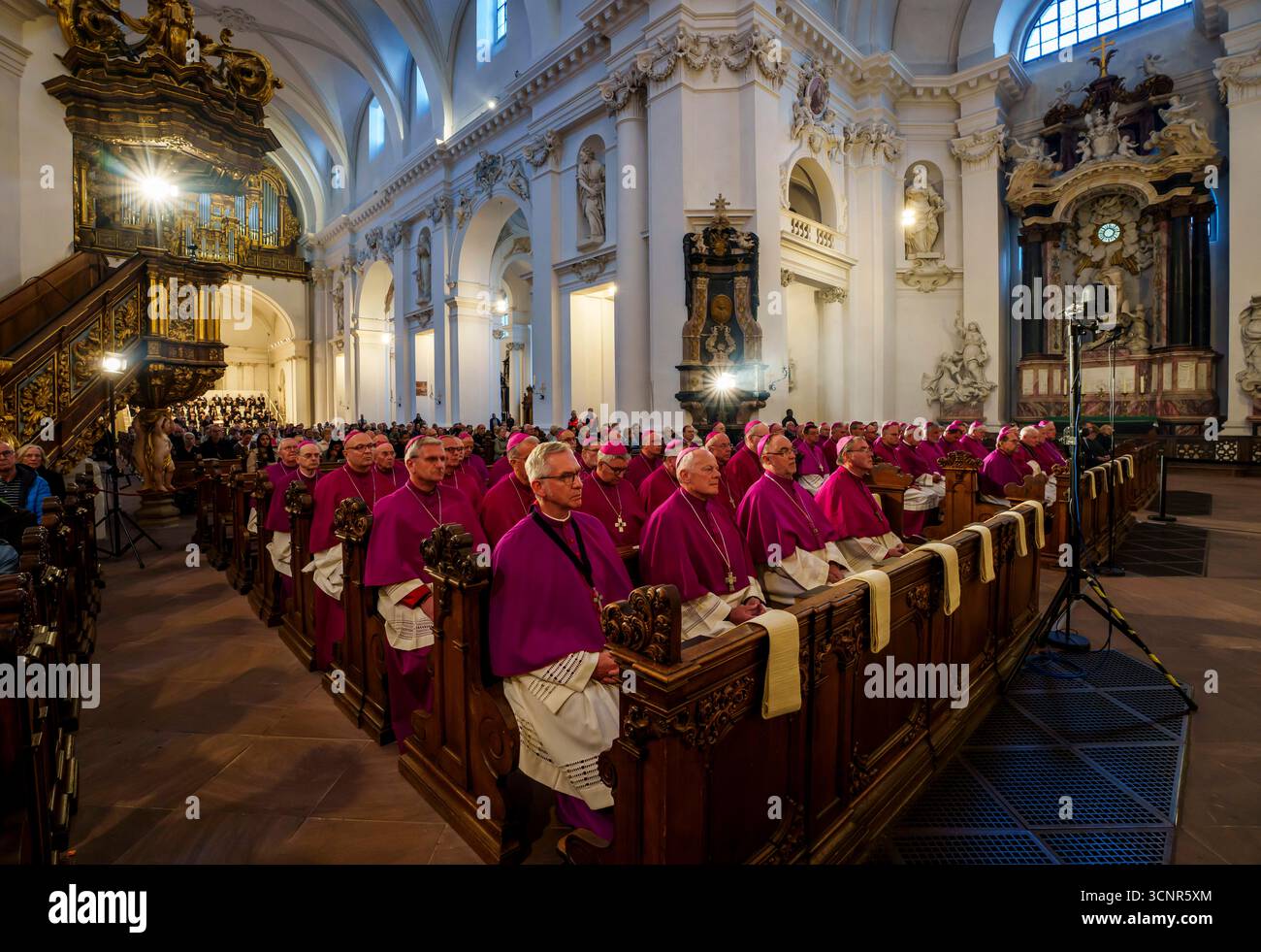Fulda, Germany. 22nd Sep, 2025. The bishops sit at the opening service ...
