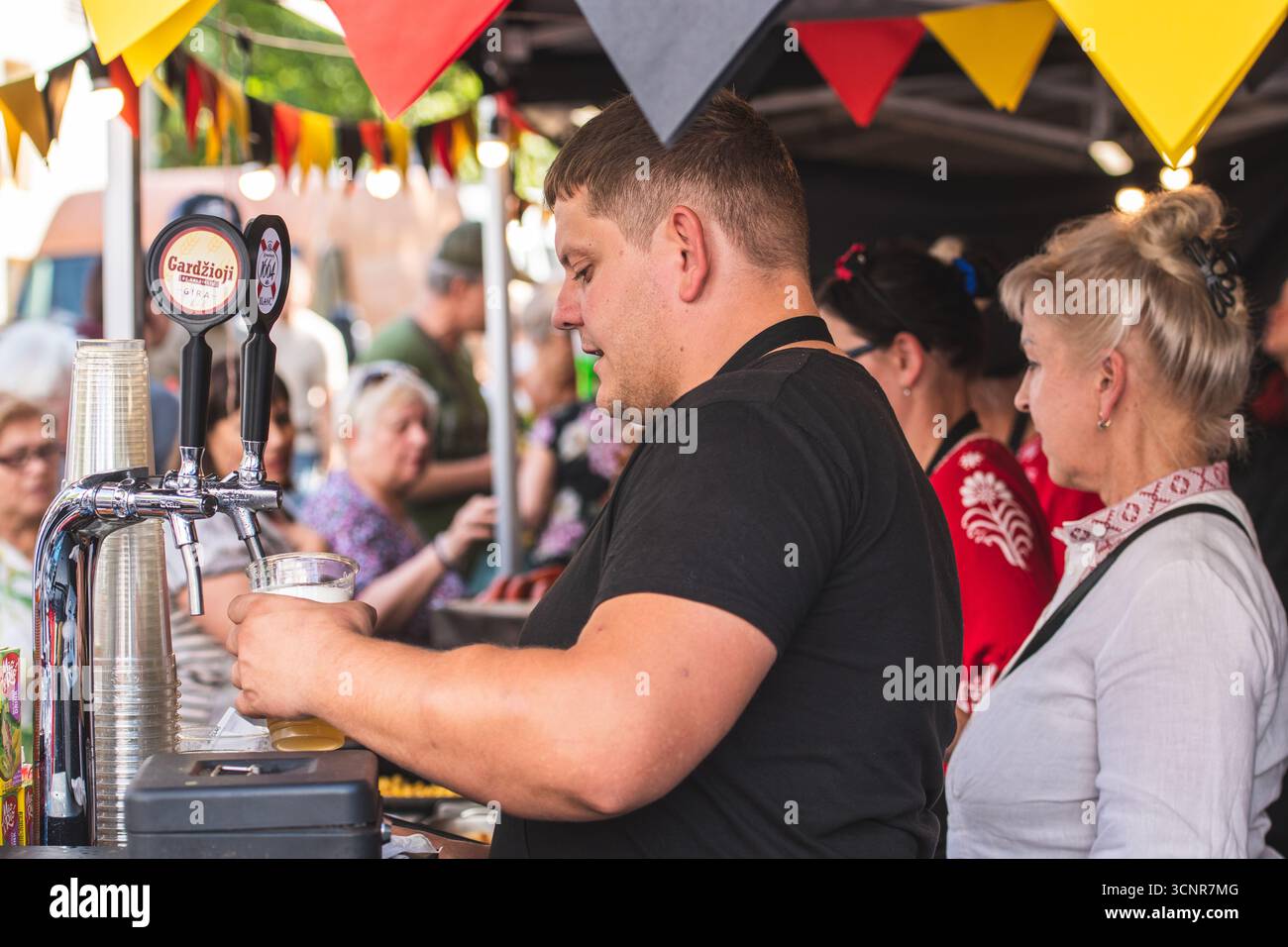 Pouring draft beer outdoor pub hi-res stock photography and images - Alamy