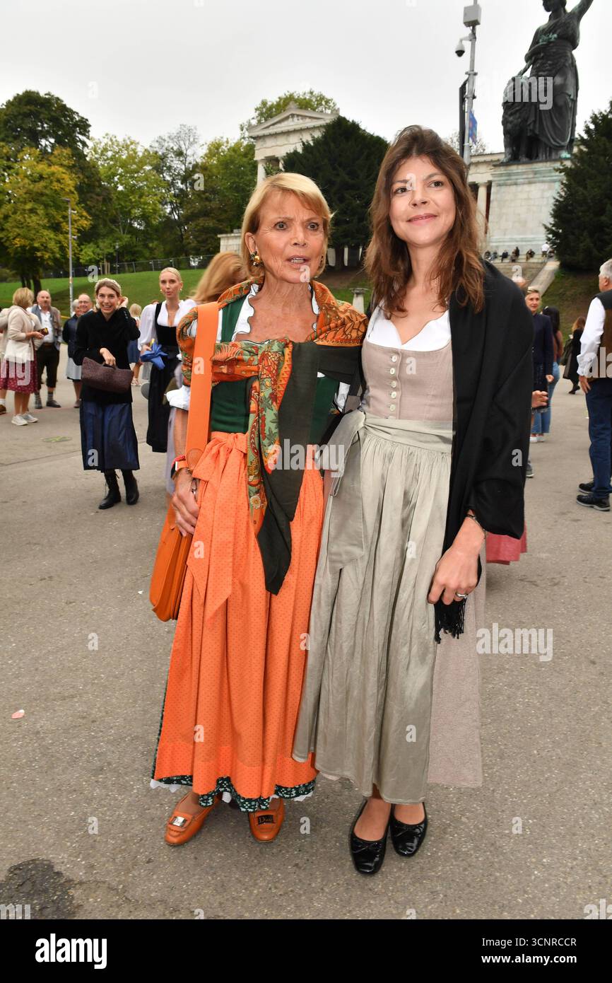 Uschi Glas mit Tochter Julia / Wiesn 2025 / 3. Wiesntag / SixtDamenwiesn / Käfer / München / 22 ...