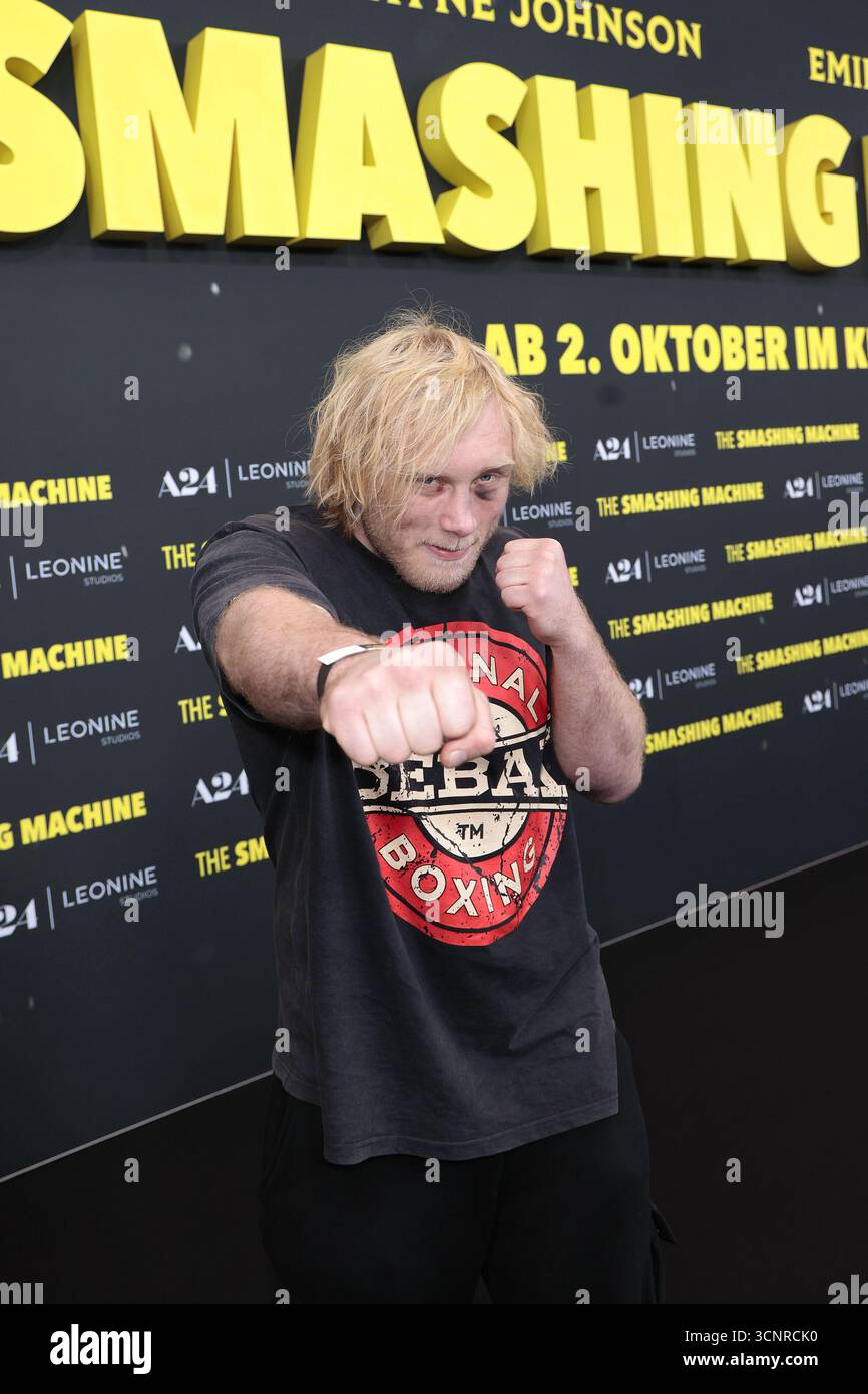 Frederic Vosgroene bei der THE SMASHING MACHINE Film Premiere im Zoo ...