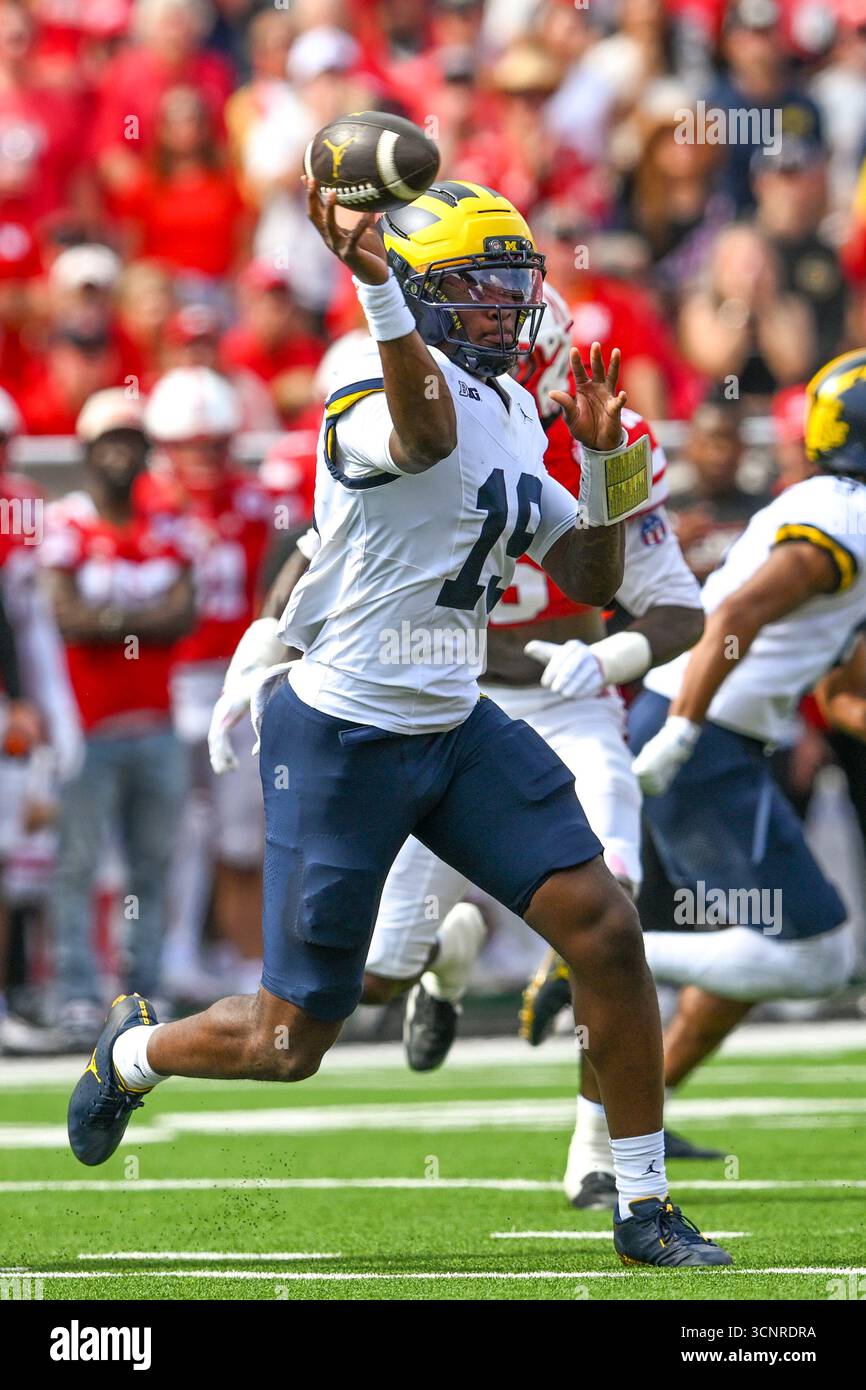 LINCOLN, NE - SEPTEMBER 20: Michigan quarterback Bryce Underwood (19 ...