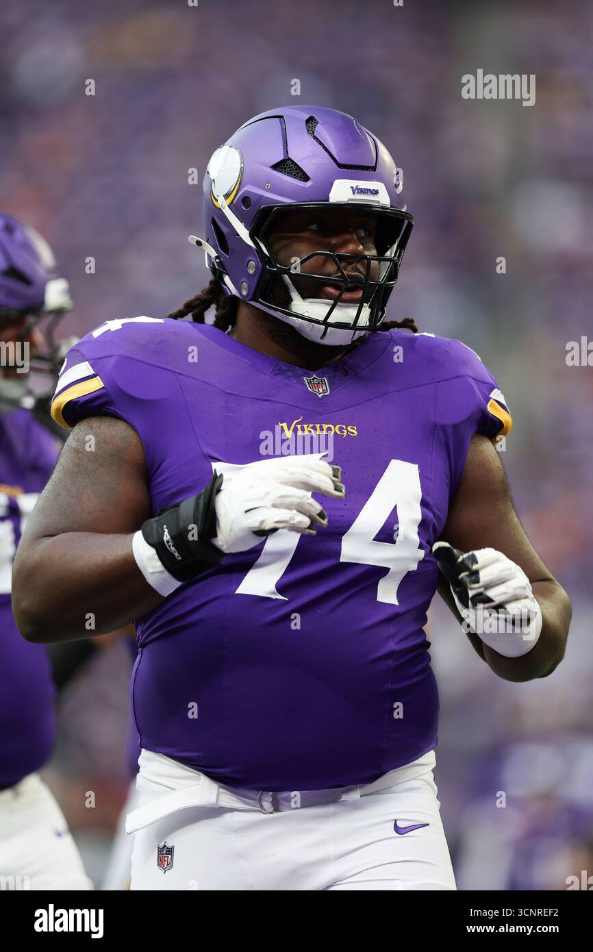 Minnesota Vikings guard Donovan Jackson (74) warms up before an NFL ...