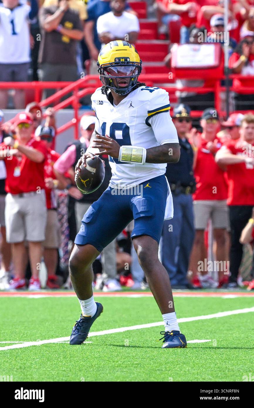 LINCOLN, NE - SEPTEMBER 20: Michigan quarterback Bryce Underwood (19 ...