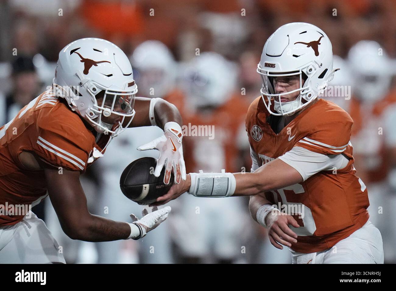 Texas quarterback Arch Manning (16) hands off to running back Christian ...