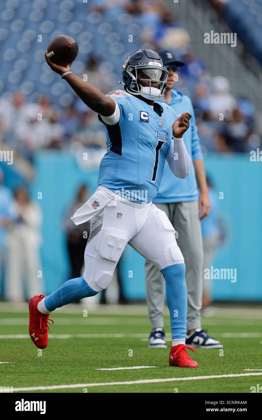 Tennessee Titans quarterback Cam Ward (1) warms up prior to an NFL ...