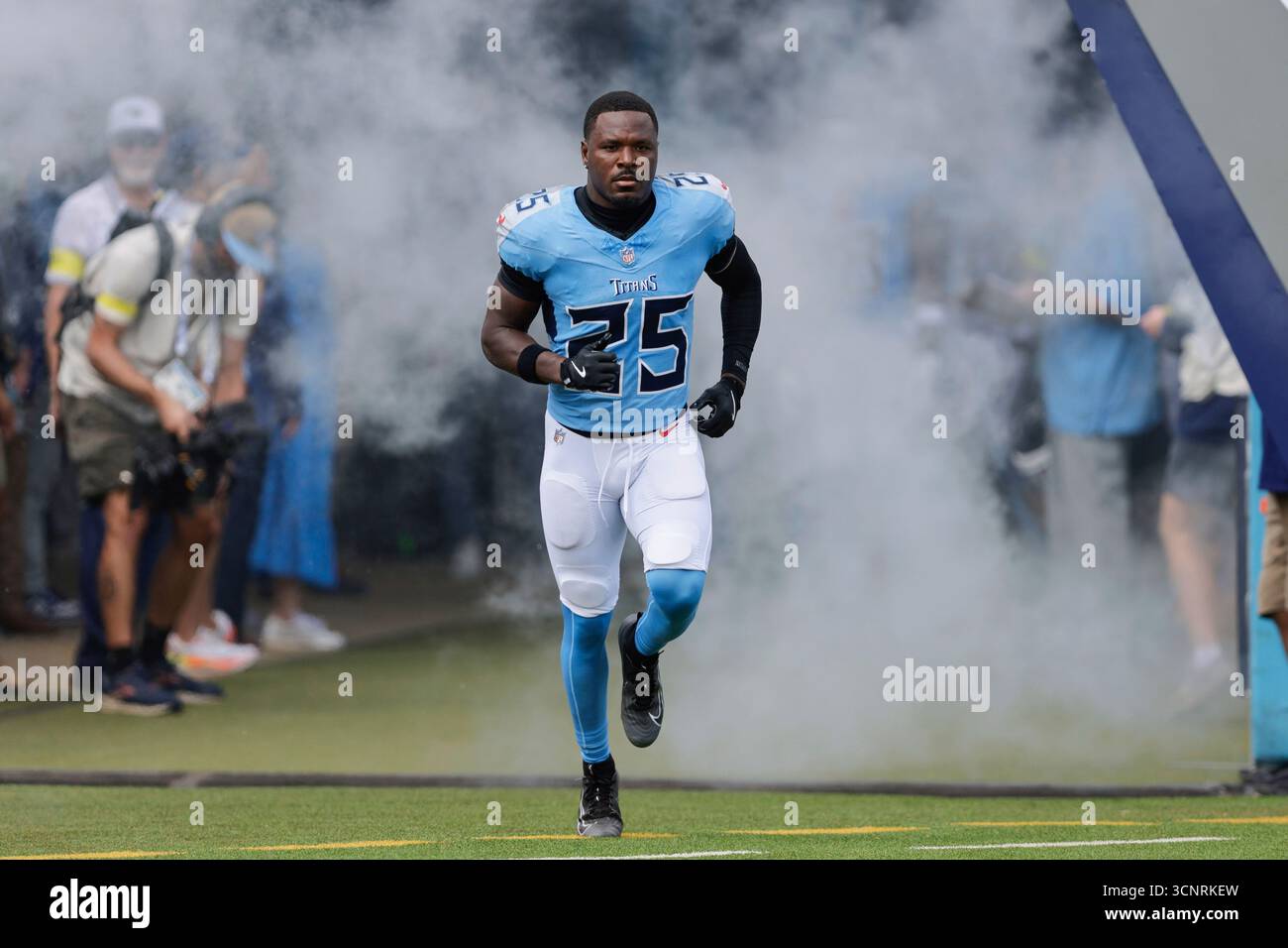 Tennessee Titans safety Xavier Woods (25) runs onto the field prior to ...