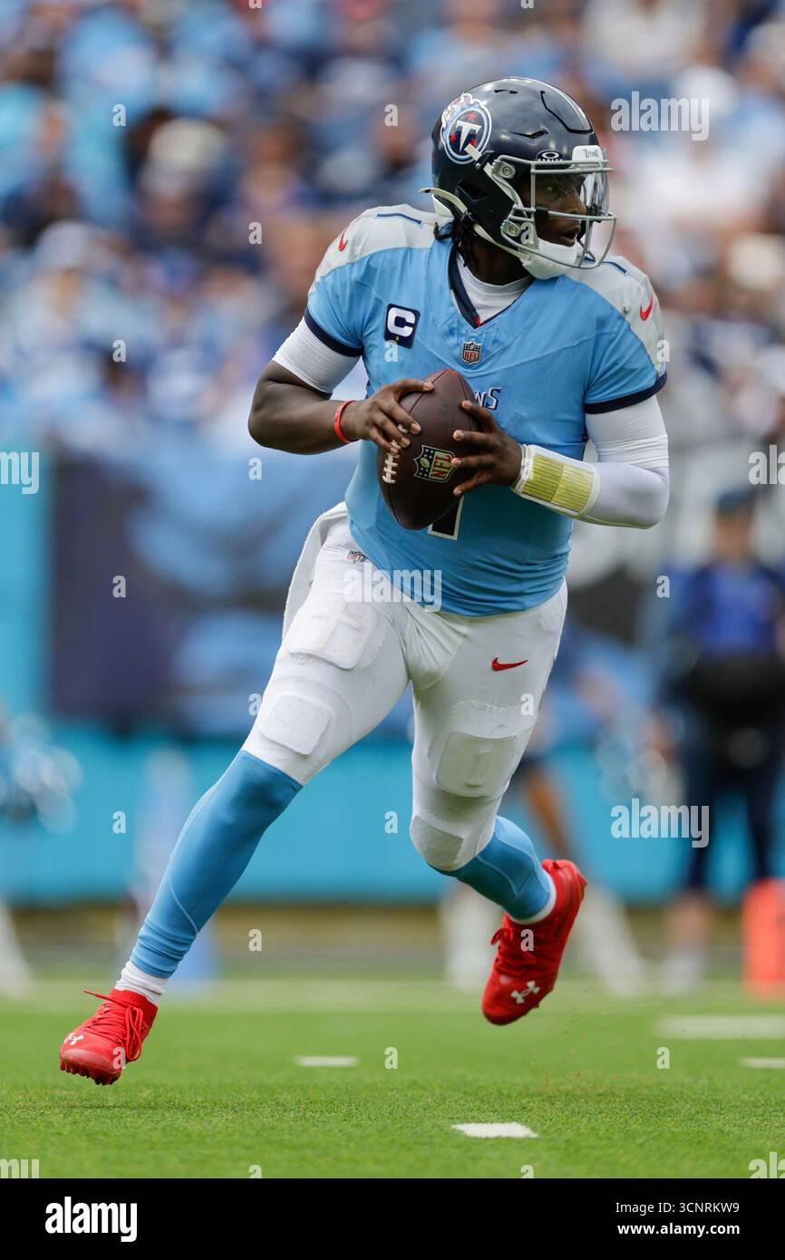 Tennessee Titans quarterback Cam Ward (1) runs with the ball during the ...