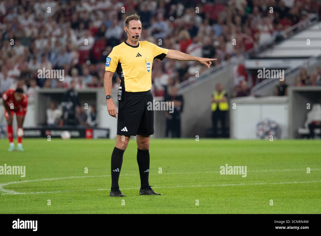 Schiedsrichter Sascha Stegemann zeigt auf dem Elfmeterpunkt GER, VfB ...
