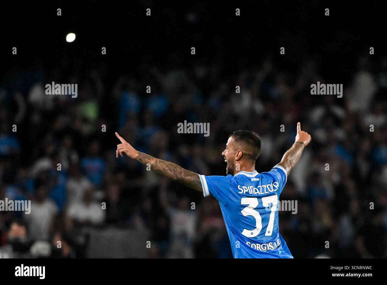 Leonardo Spinazzola of SSC Napoli celebrates with after scoring the ...