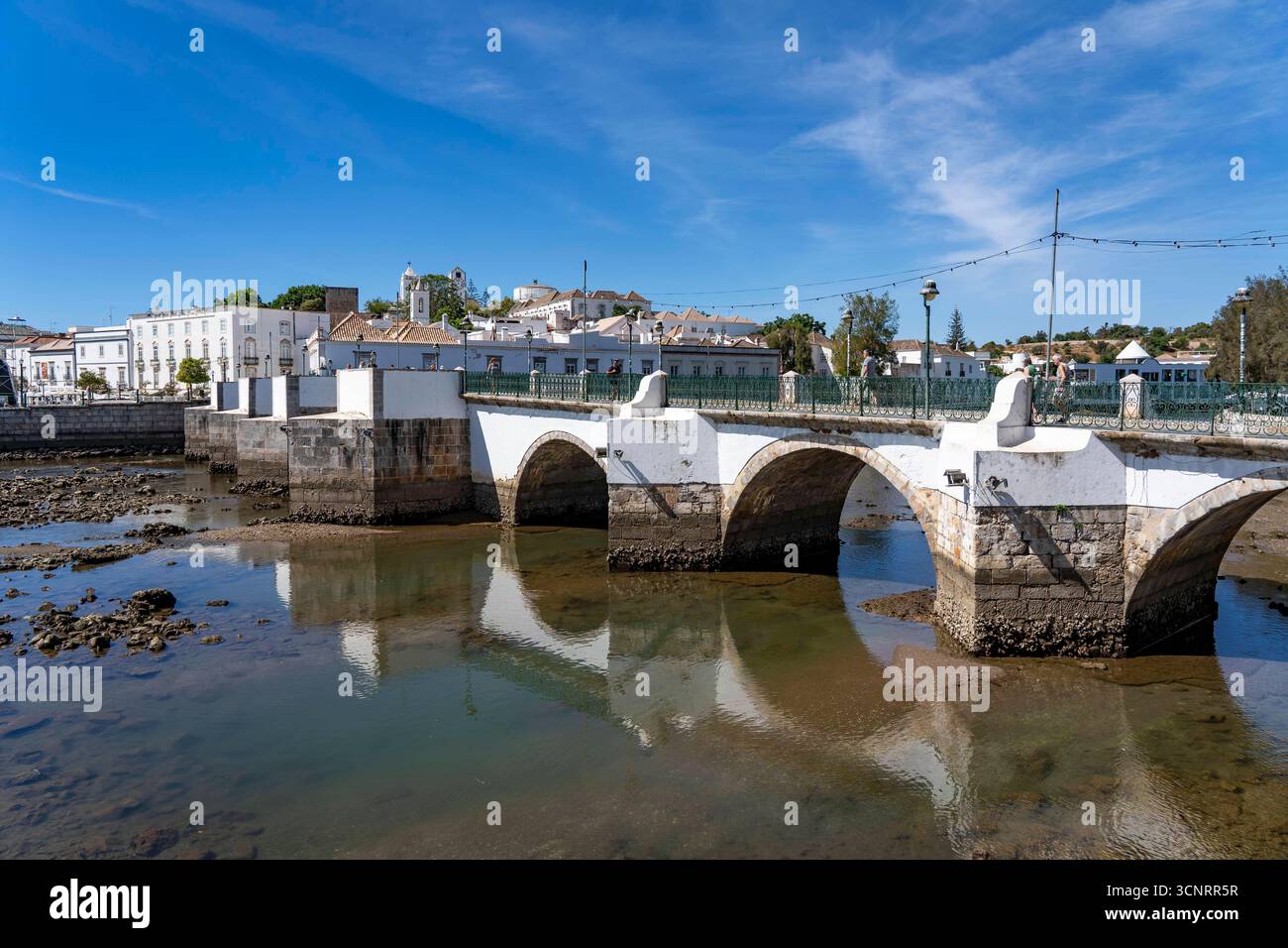 Die siebenbogige Brücke über den Rio Gilao, in Tavira, Altstadt, im ...