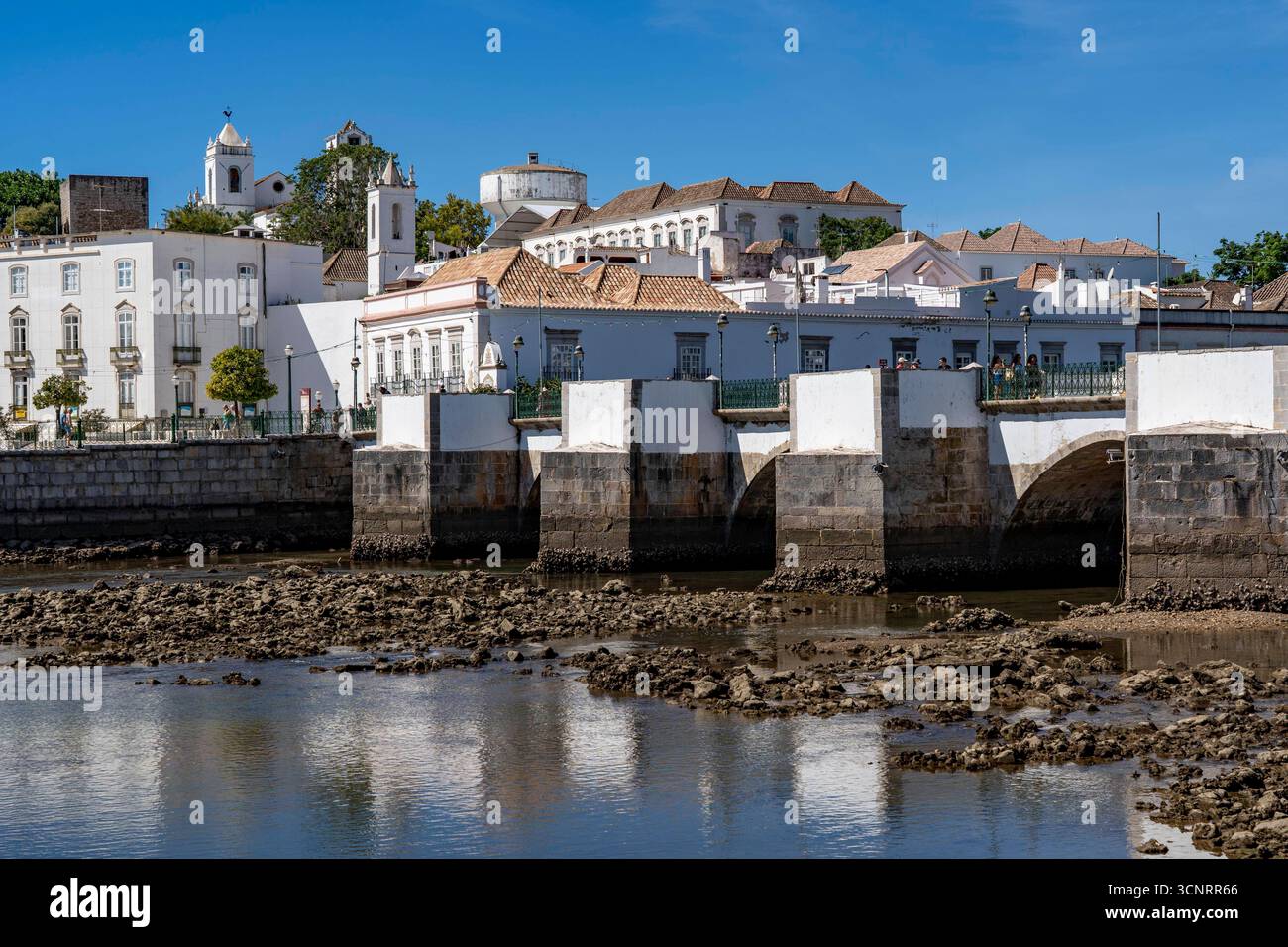 Die siebenbogige Brücke über den Rio Gilao, in Tavira, Altstadt, im ...