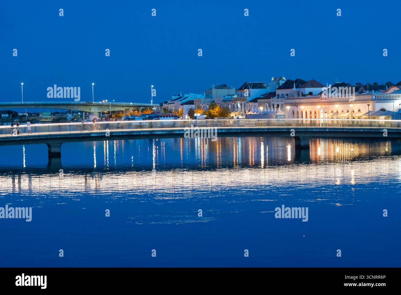 Neue Brücke über den Rio Gilao, Ponte Gilao, in Tavira, Altstadt, im ...