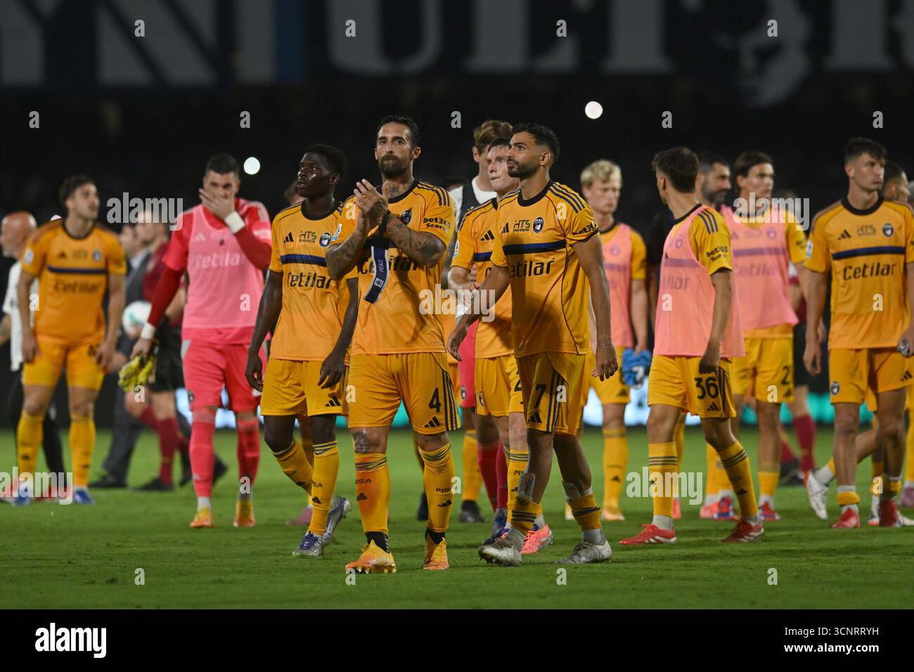 Of Pisa they thank the fans at the end of the match during the Seie A ...