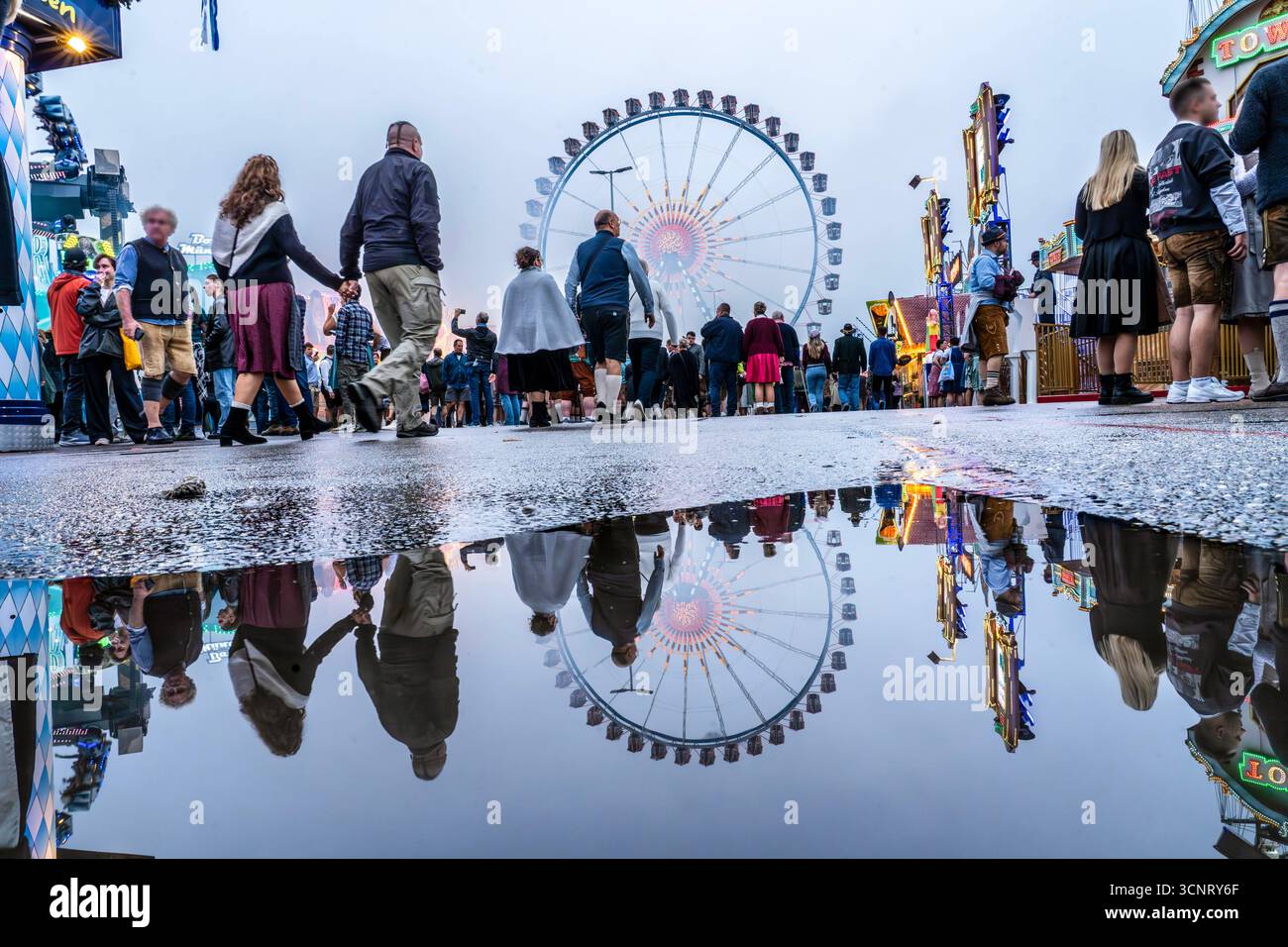 Regenwetter auf der Wiesn, Wetterwechsel beim Oktoberfest, Besucher ...