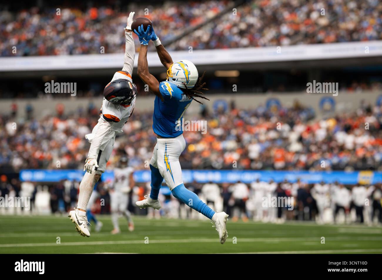 Los Angeles Chargers wide receiver Quentin Johnston (1) catches the ...