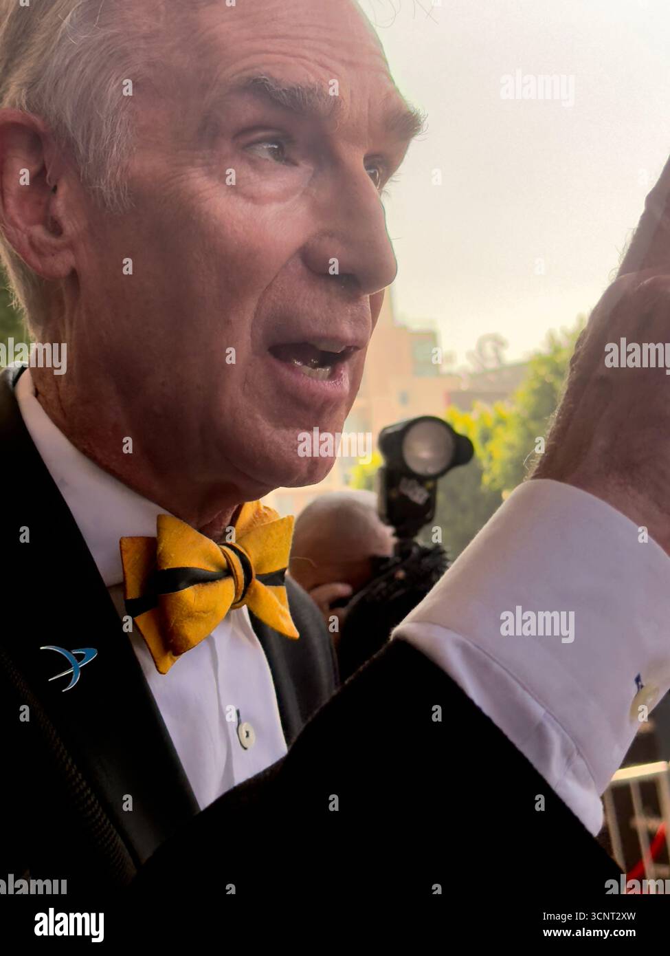 Bill Nye the Science Guy signs autographs and greets fans before ...