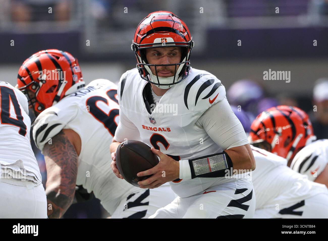 Cincinnati Bengals quarterback Jake Browning takes a snap against the ...