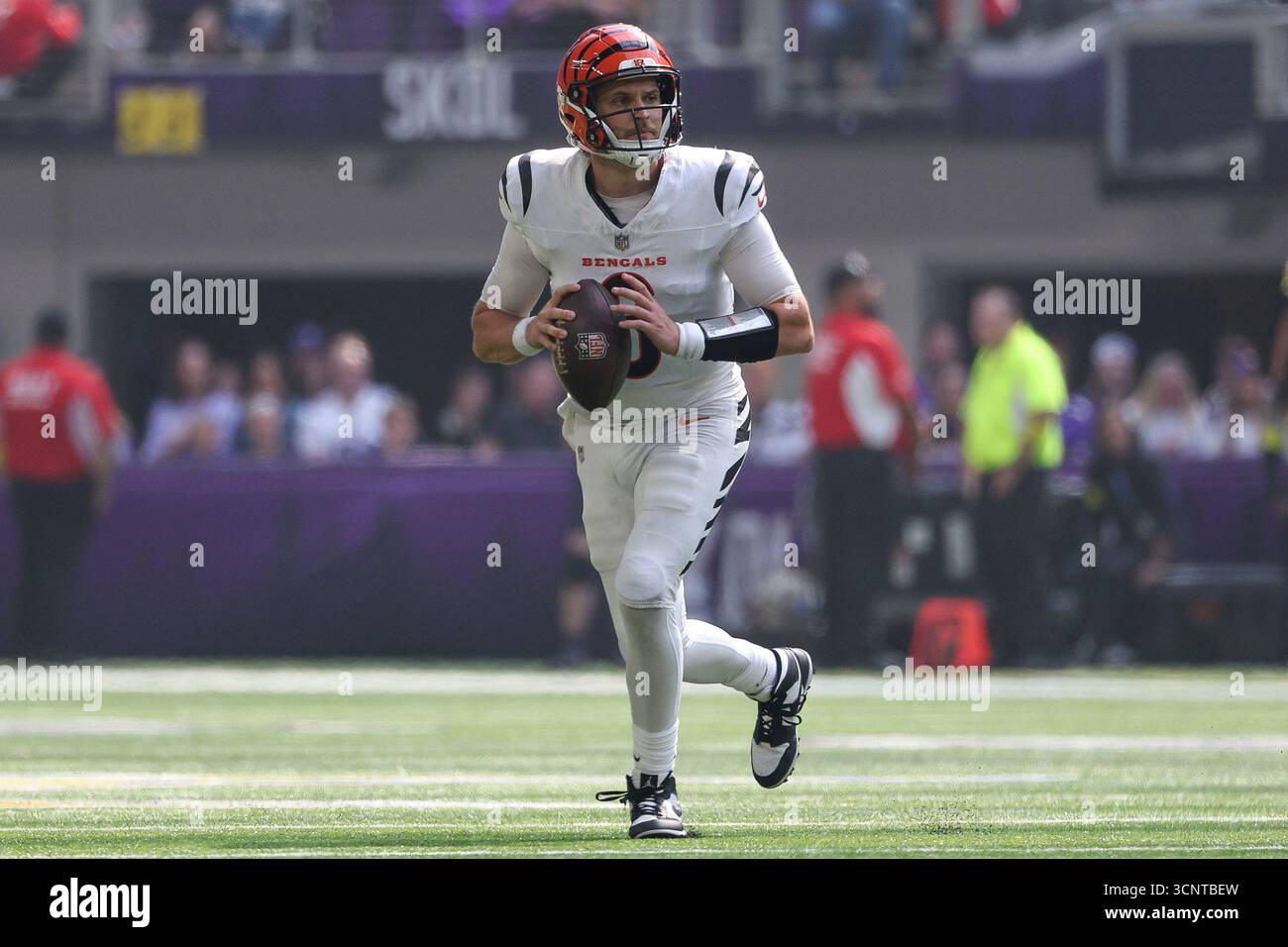 Cincinnati Bengals quarterback Jake Browning (6) looks to throw against ...
