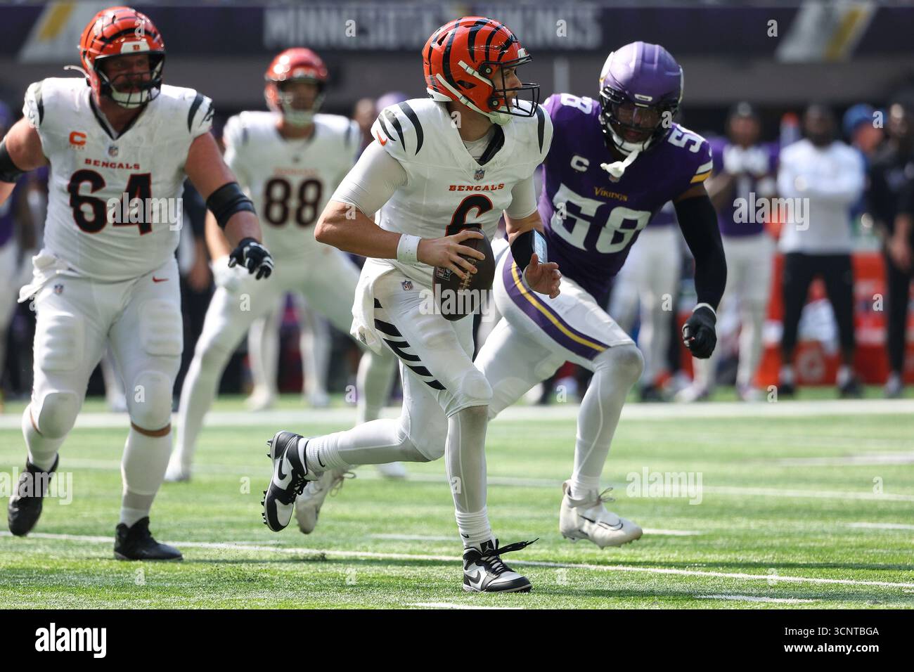 Cincinnati Bengals quarterback Jake Browning (6) runs the ball against ...