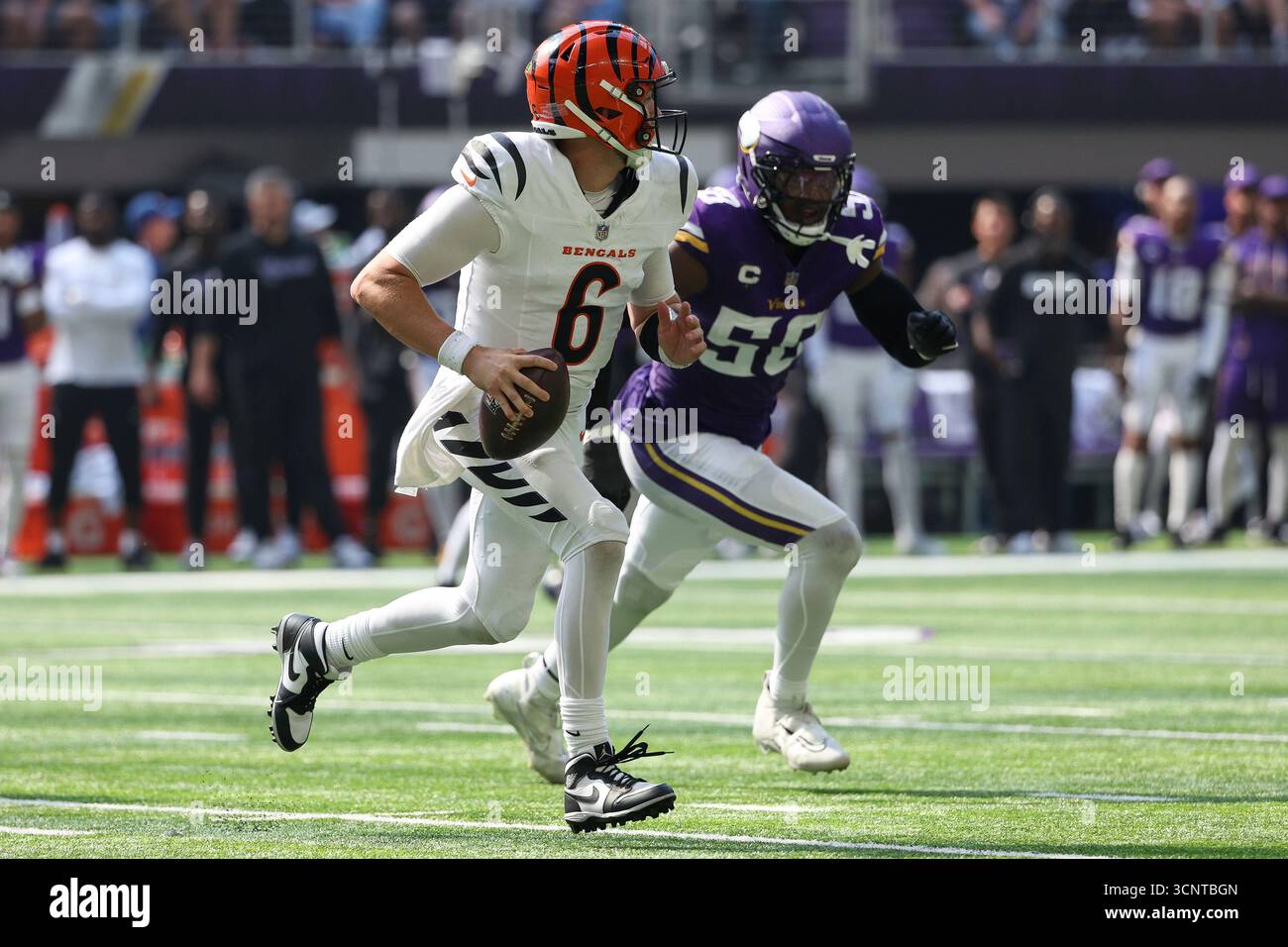 Cincinnati Bengals quarterback Jake Browning (6) runs the ball against ...