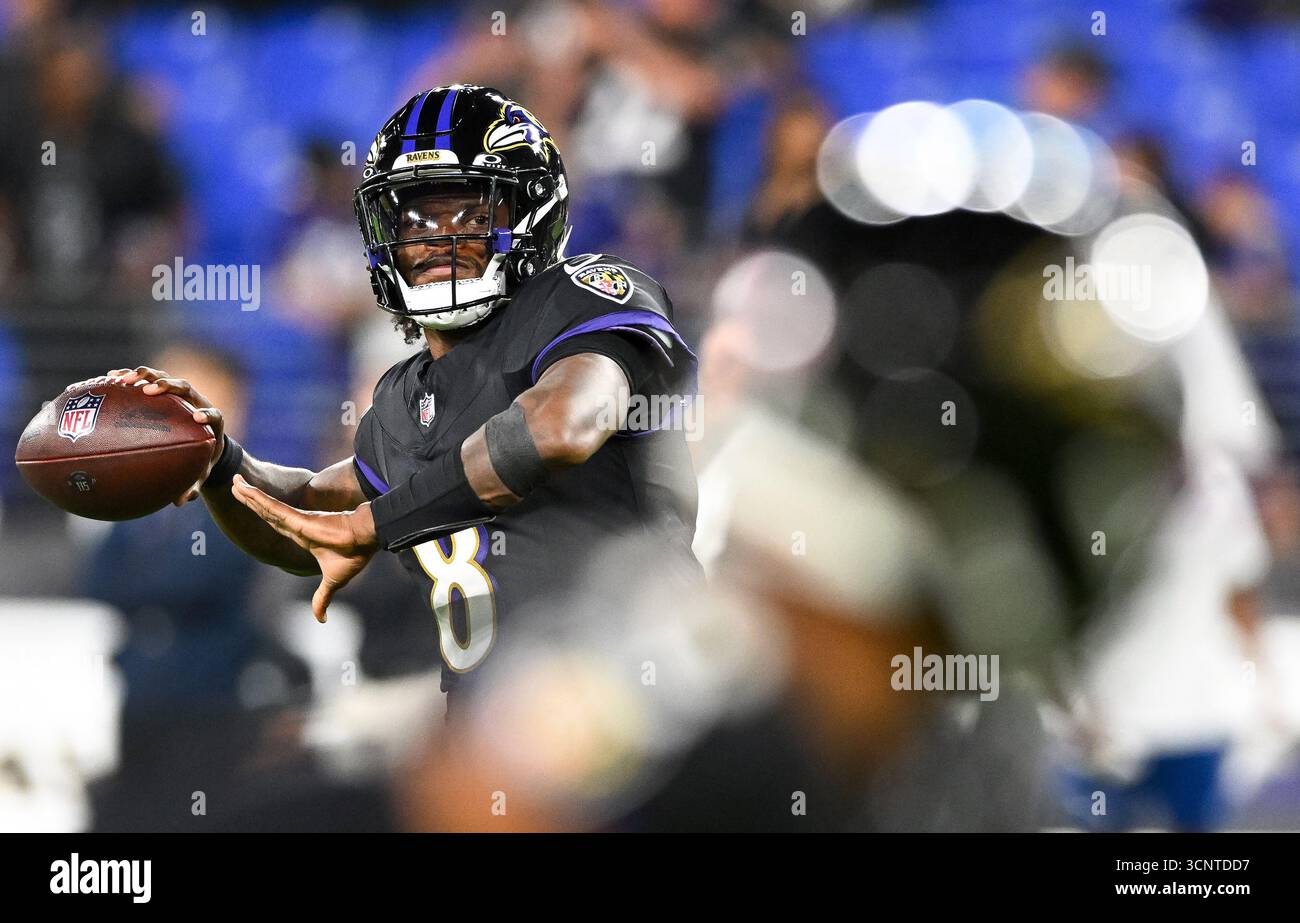 Baltimore Ravens quarterback Lamar Jackson (8) warms up before facing ...